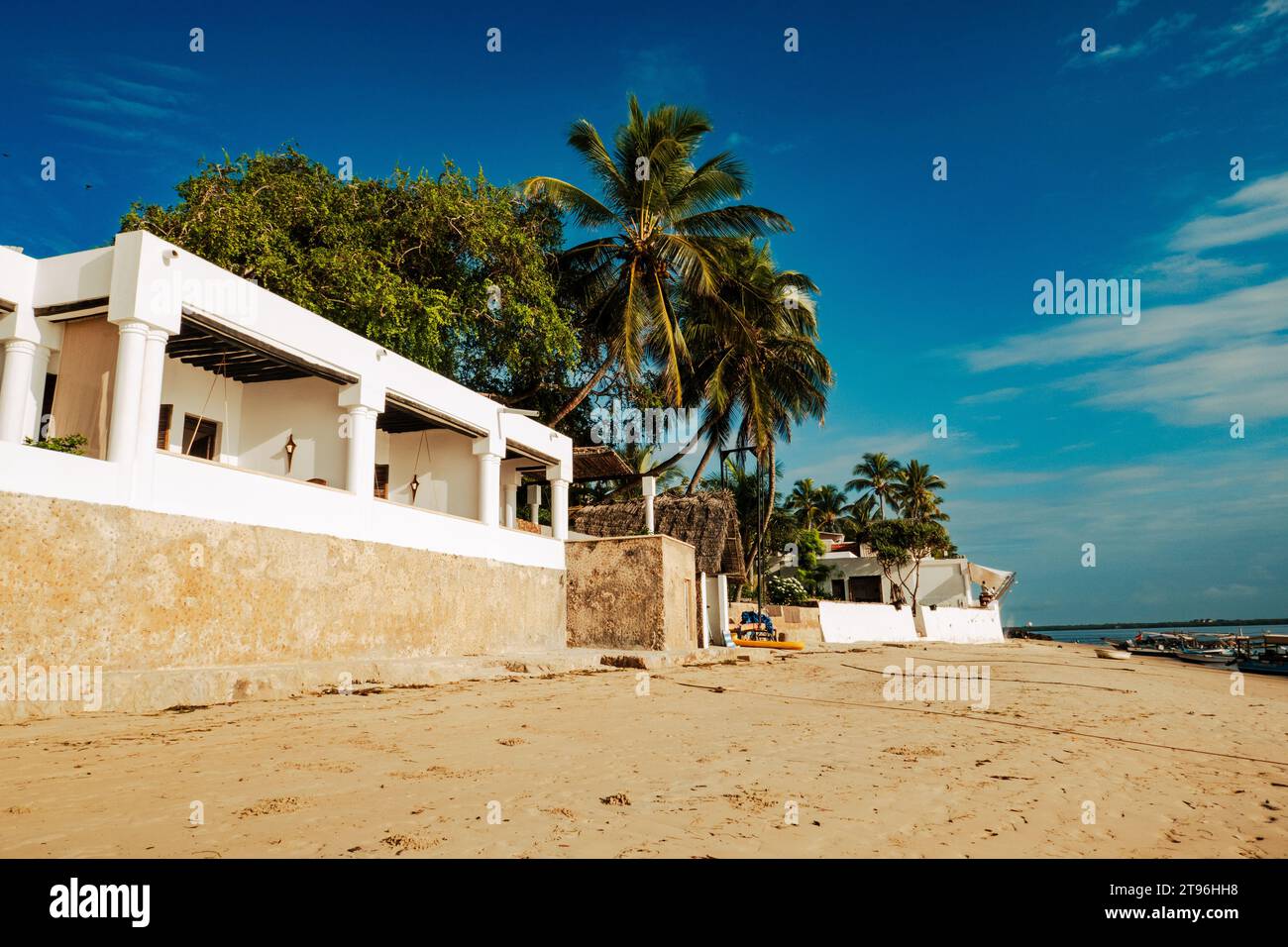 Luxury waterfront mansion in tropical hi-res stock photography and ...