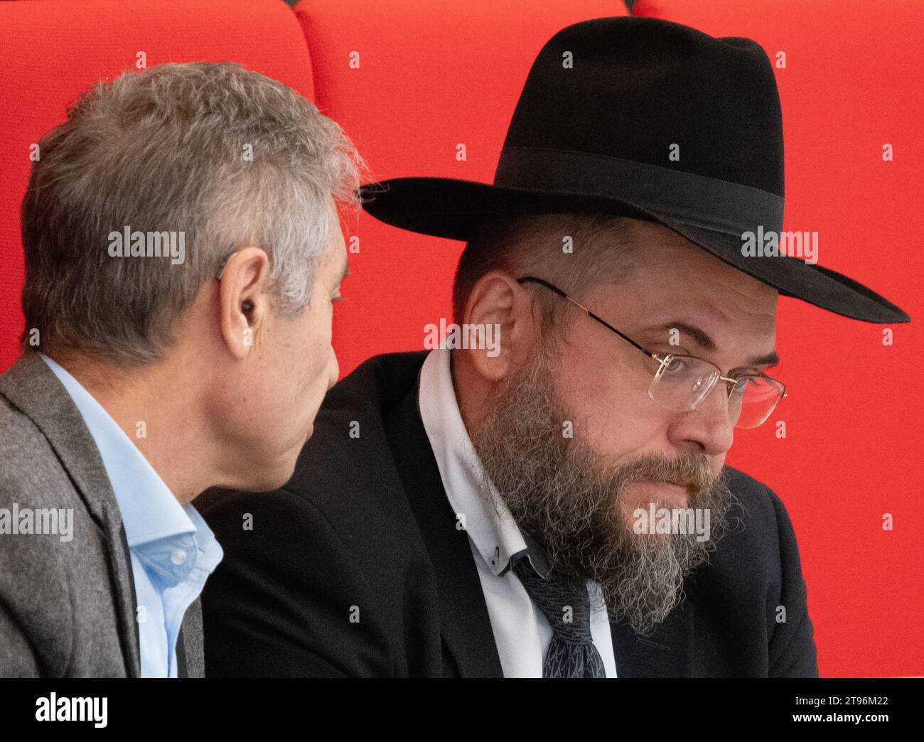 Potsdam, Germany. 23rd Nov, 2023. State Rabbi Ariel Kirzon (r) follows ...