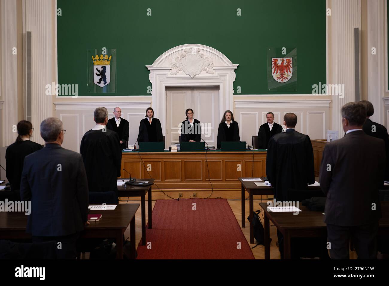23 November 2023, Berlin: The judges around Ariane Holle (M), presiding ...