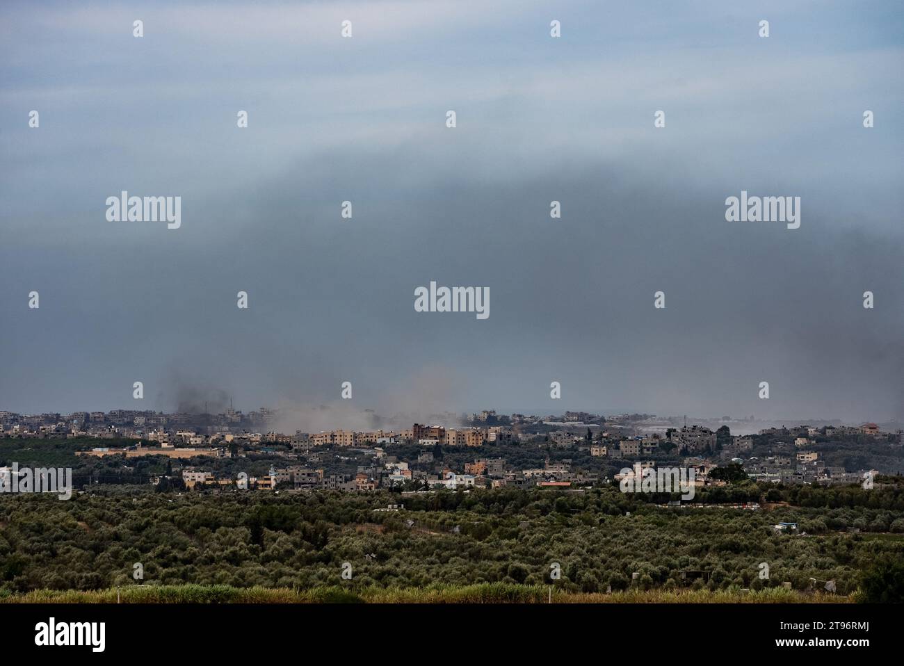 War in Gaza Artillery smoke over the city Stock Photo - Alamy