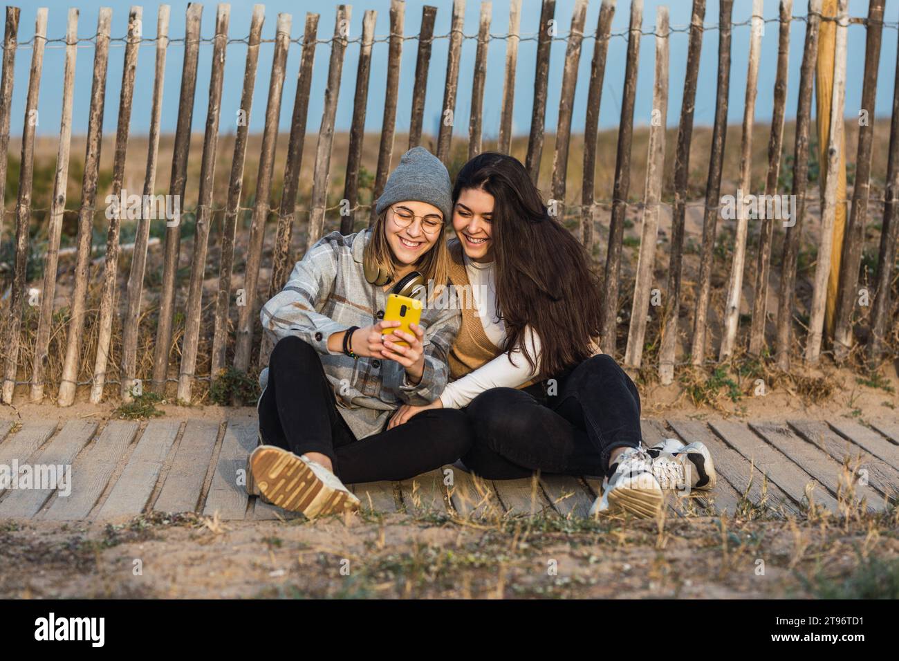 Body positive women hugging hi-res stock photography and images - Alamy