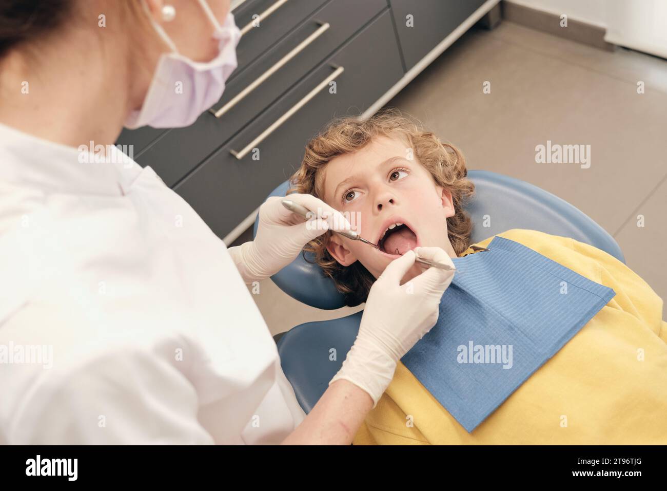 Kid orthodontist appointment teeth hi-res stock photography and images ...