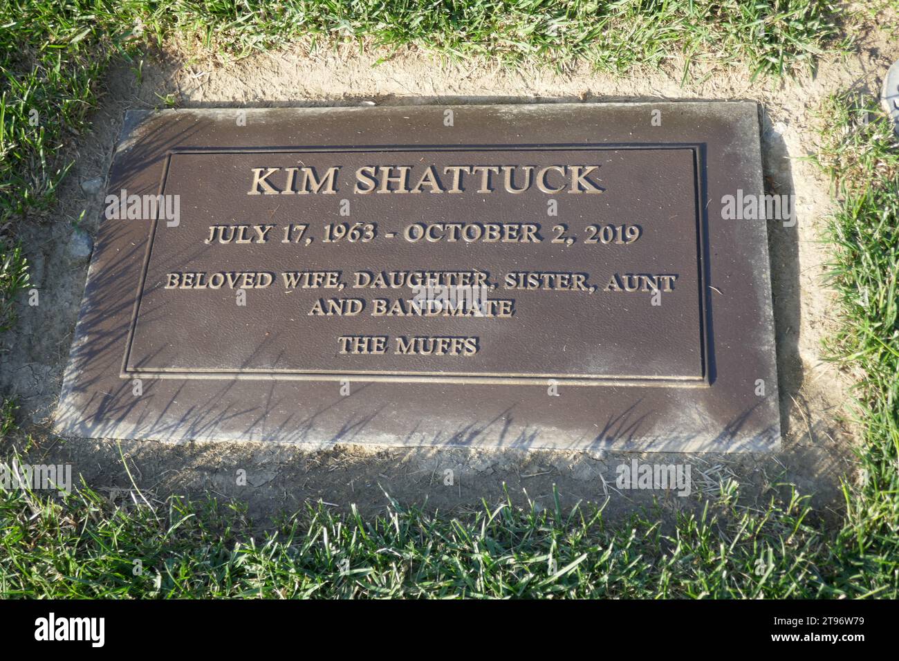 Glendale, California, USA 21st November 2023 Singer Kim Shattuck Grave in Kindly Light Section ...