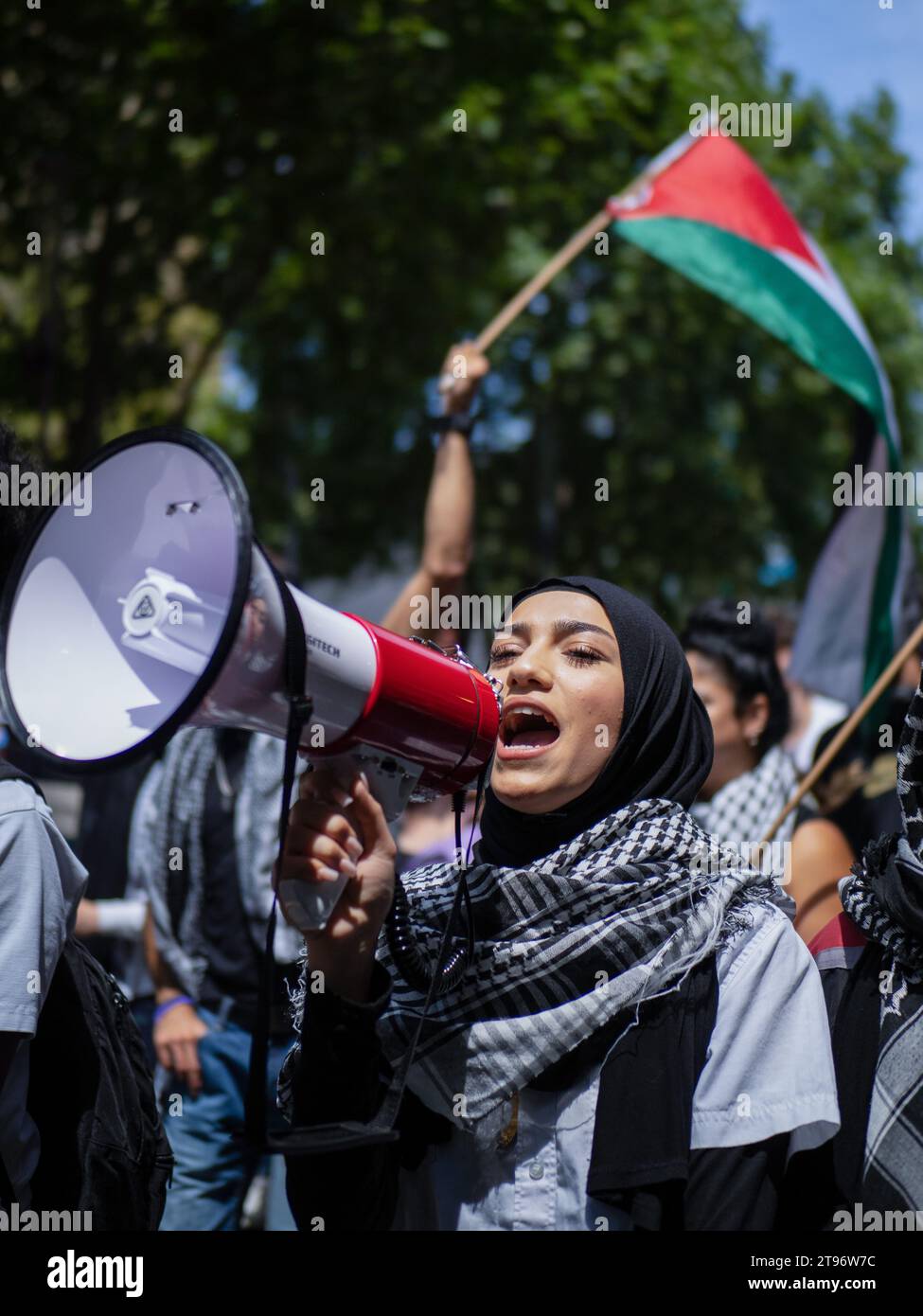 Melbourne, Australia. 23rd Nov, 2023. A student demonstrator leads ...