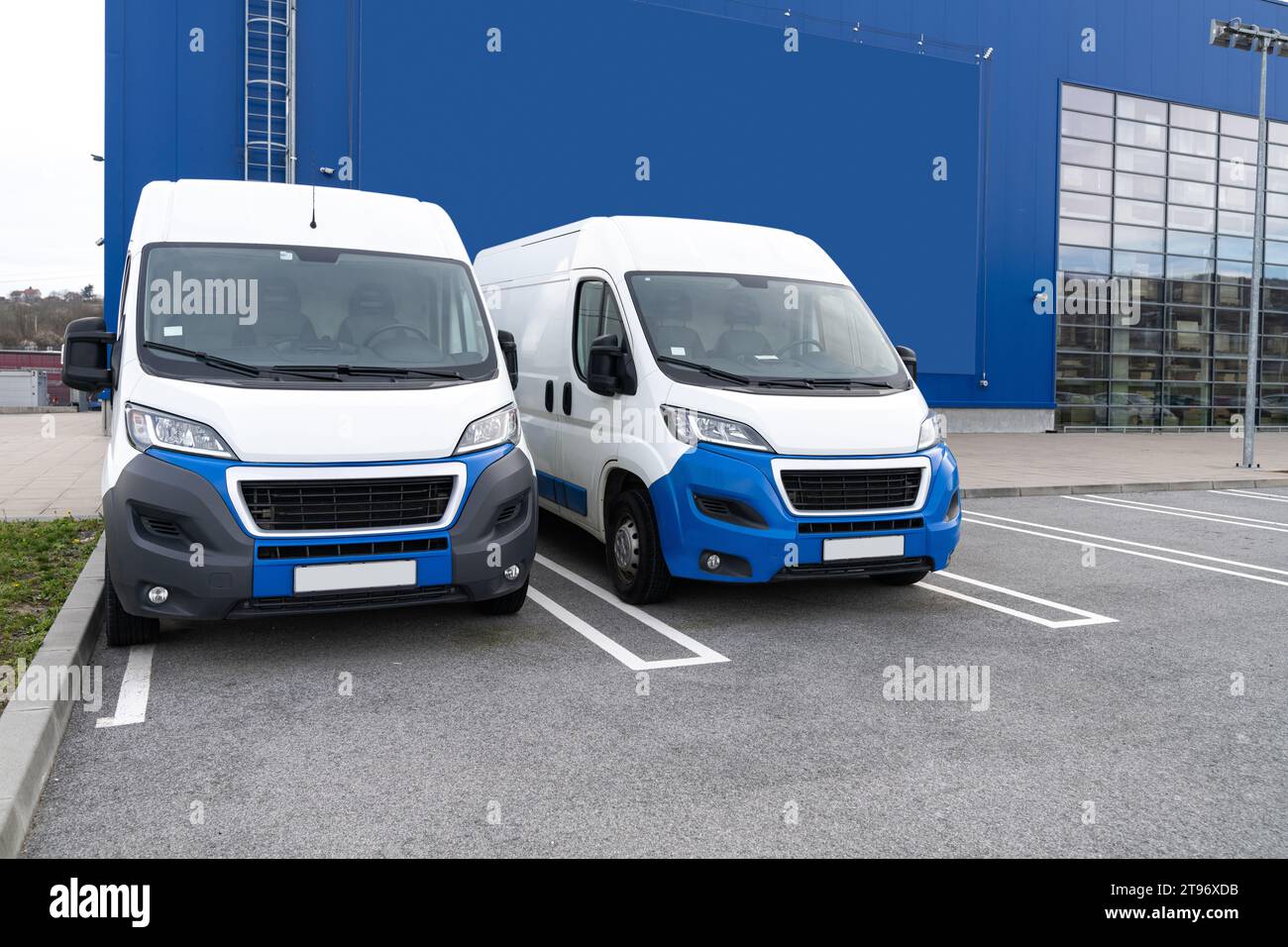 White commercial vans hi-res stock photography and images - Alamy