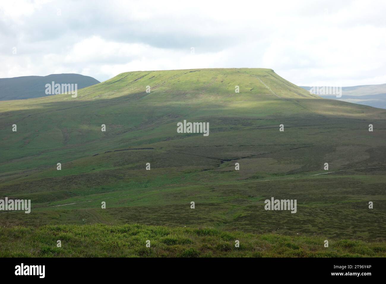 Great Whernside & the Flat Topped Little Whernside from Dead Mans Hill ...