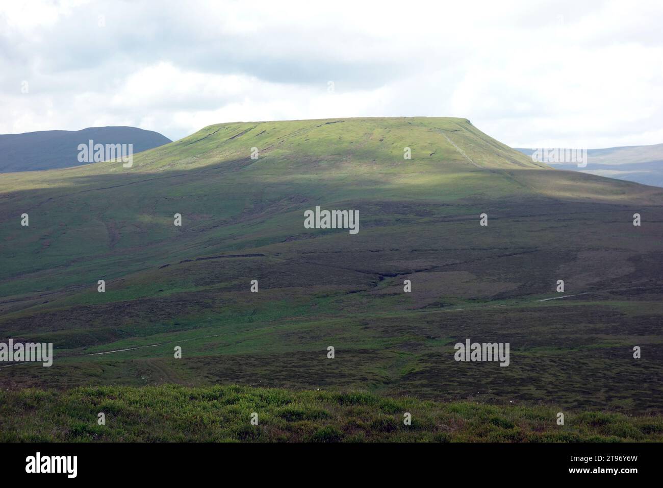Flat topped hill hi-res stock photography and images - Alamy