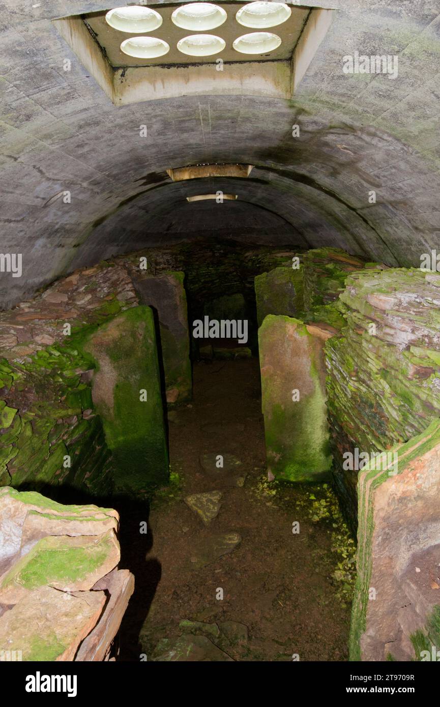 Knowe of Yarso neolithic tomb, Isle of Rousay Stock Photo - Alamy
