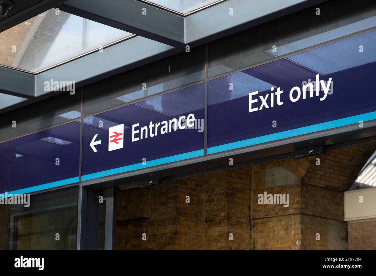 Sign northern line kings cross hi-res stock photography and images - Alamy