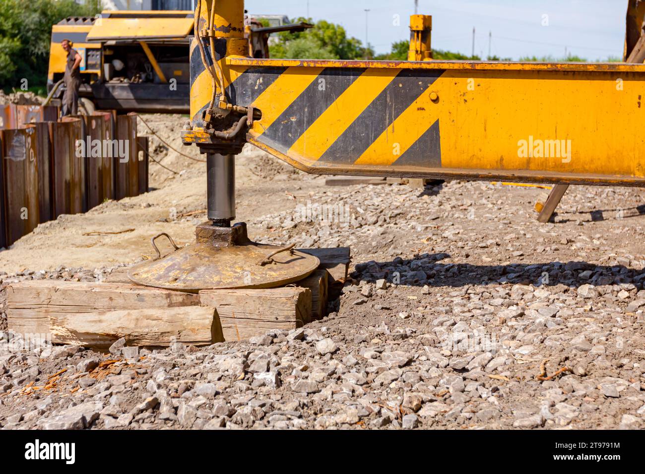 Extended side hydraulic outrigger, stabilizer to increase crane ...