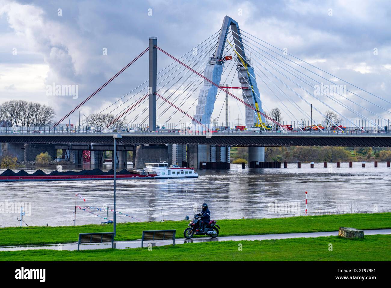 Neubau der Autobahnbrücke der A1 über den Rhein bei Leverkusen, nach der Fertigstellung der ...