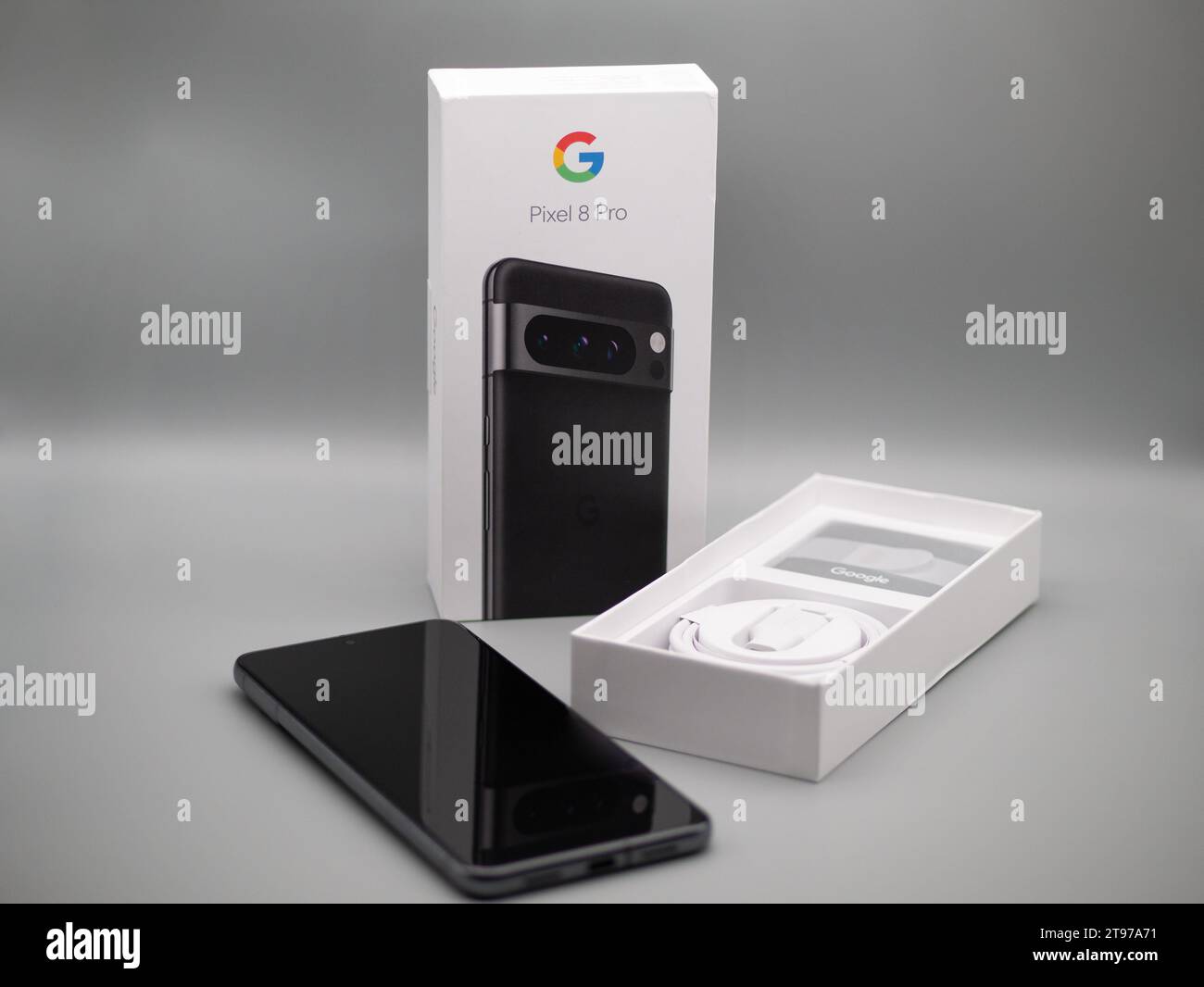 Pixel 8 pro box hi-res stock photography and images - Alamy