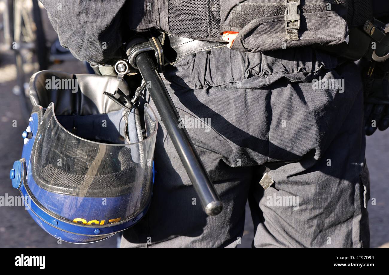 England, London, Parliament Square, Riot police and public order police ...