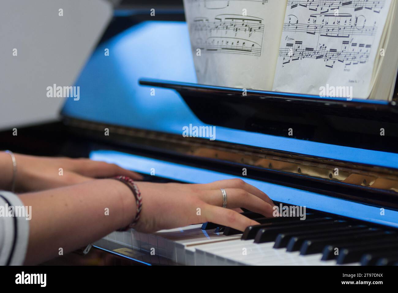 Pianolesson hi-res stock photography and images - Alamy