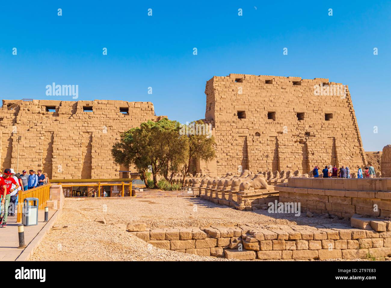 Sculpture africa main entrance hi-res stock photography and images - Alamy