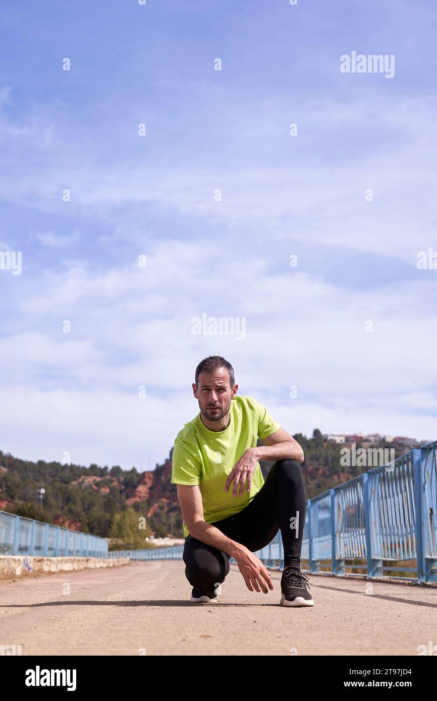 Man crouching hi-res stock photography and images - Alamy