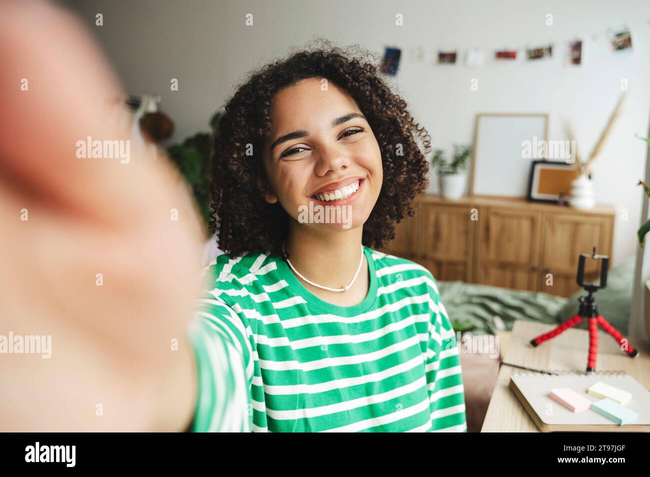 Tripod selfie hi-res stock photography and images - Alamy