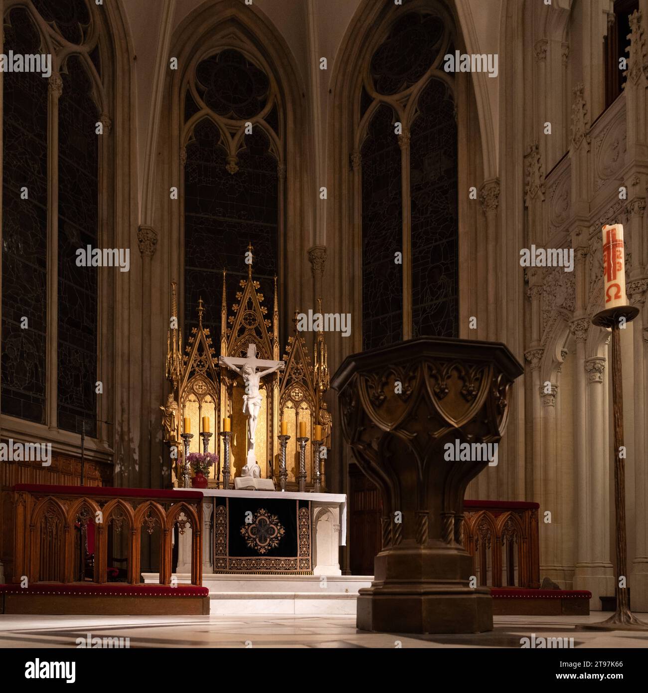 Taufschale vor dem Altar, Schlosskirche Schwerin, protestantischen ...
