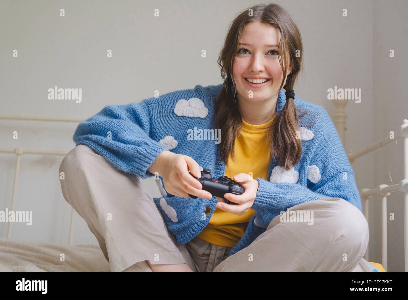 Teenage girl control gaming hi-res stock photography and images - Alamy