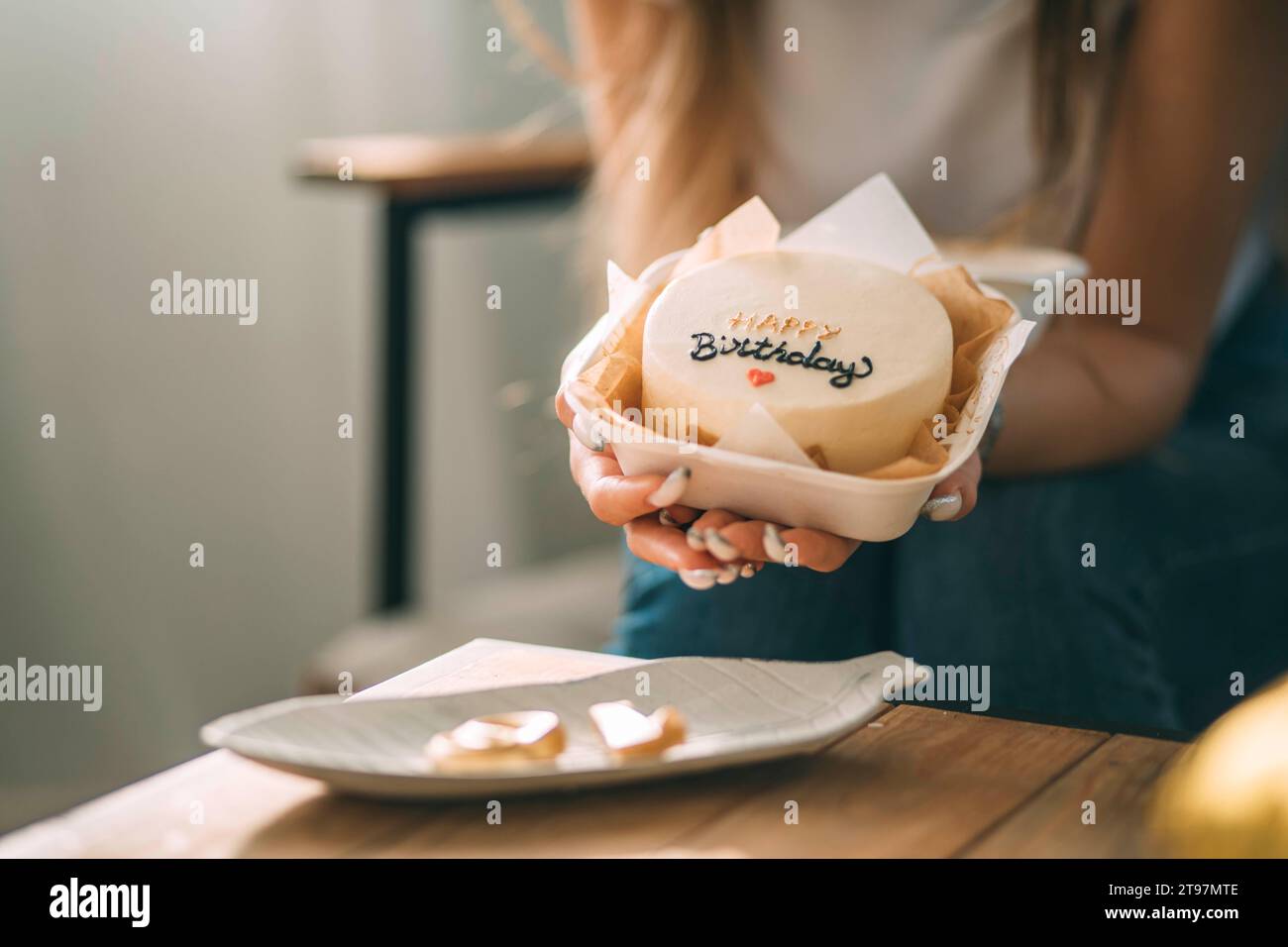 Hand holding cake hi-res stock photography and images - Alamy