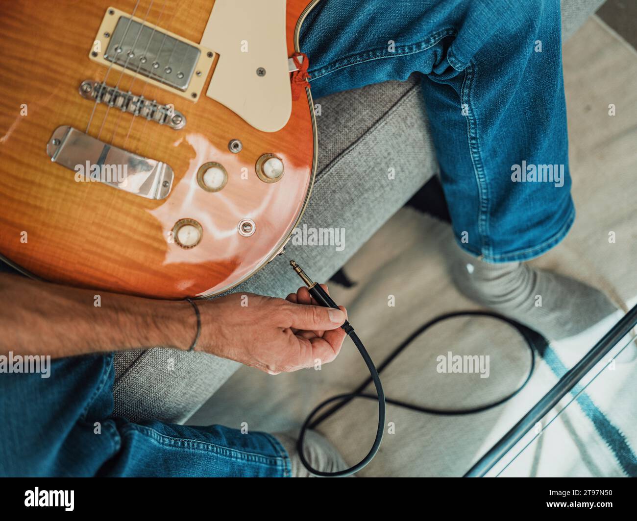Cable man hi-res stock photography and images - Alamy