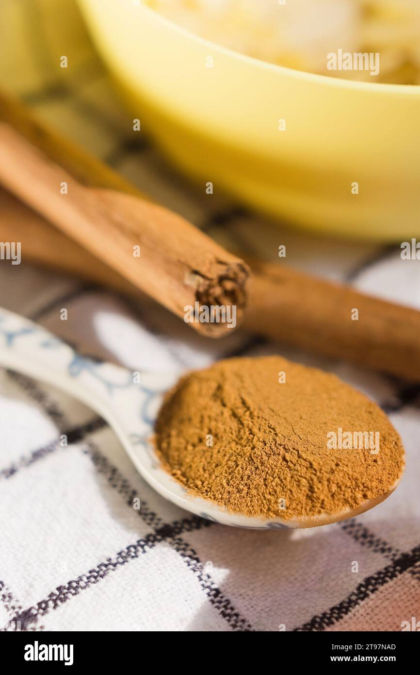 Spoon of cinnamon spice and cinnamon sticks Stock Photo - Alamy