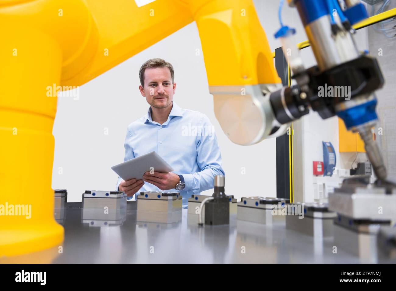 Man holding modern tablet pc hi-res stock photography and images - Alamy