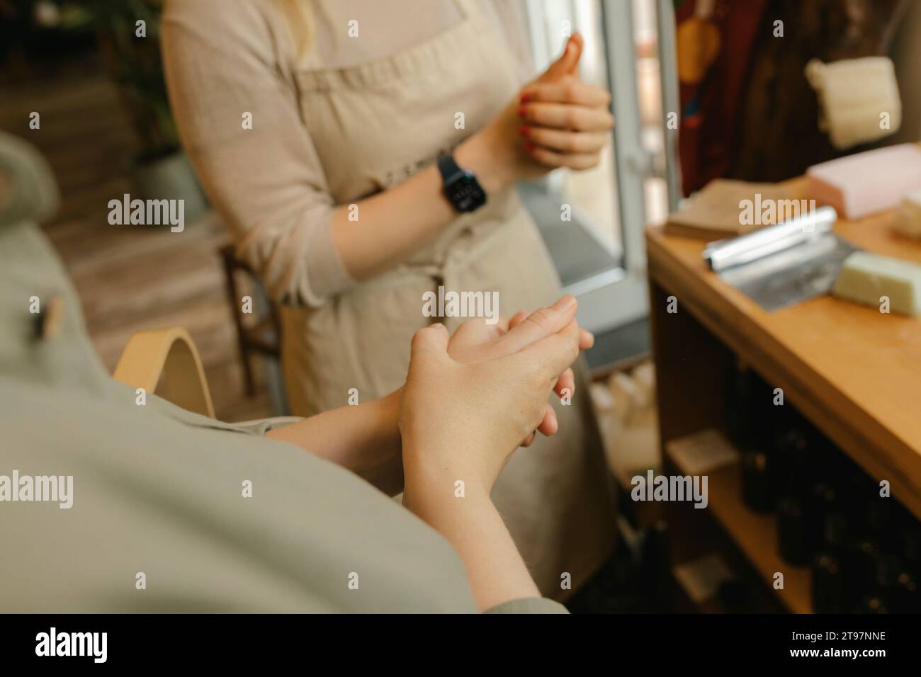 Woman and owner with hands clasped in zero waste store Stock Photo - Alamy