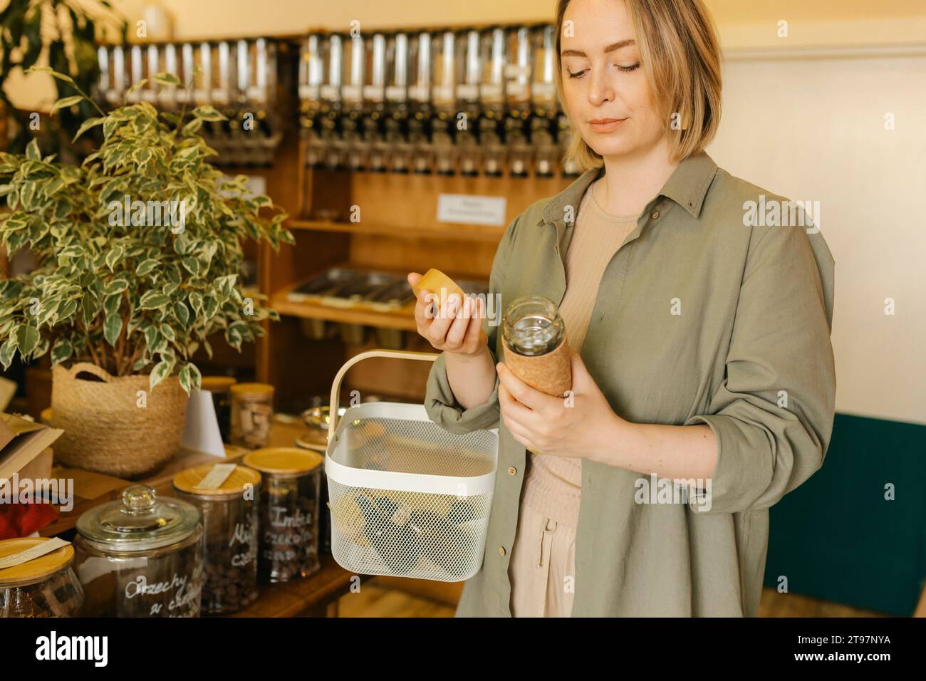 Woman shopping basket hi-res stock photography and images - Alamy