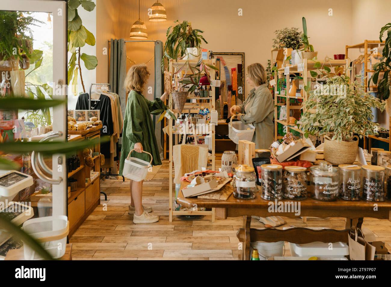 Friends shopping together in zero waste shop Stock Photo - Alamy