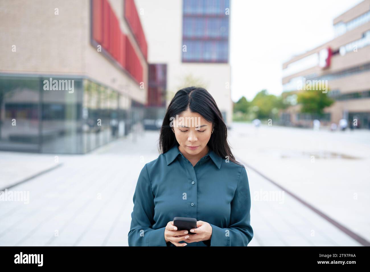 Office social media mobile hi-res stock photography and images - Alamy