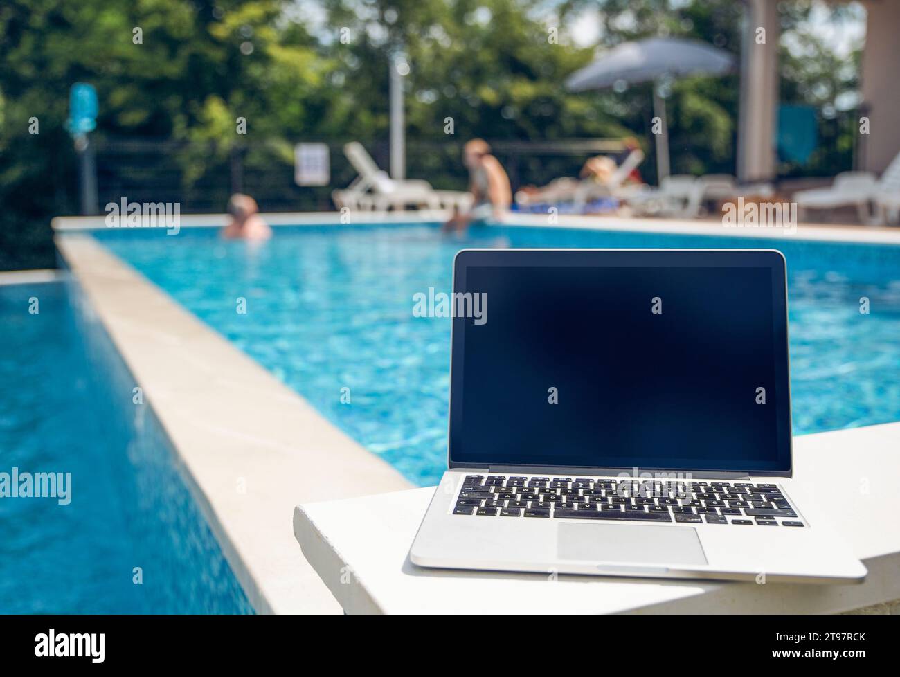 Laptop by swimming pool hi-res stock photography and images - Alamy