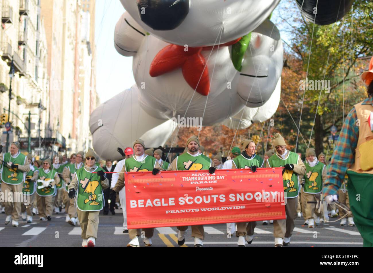 Macy's thanksgiving parade snoopy hi-res stock photography and images ...