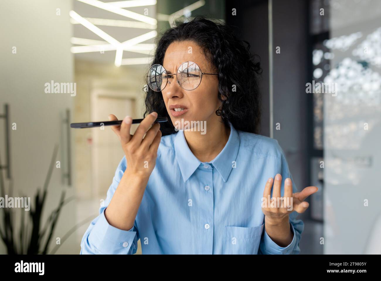 Indian woman on phone angry hi-res stock photography and images - Alamy