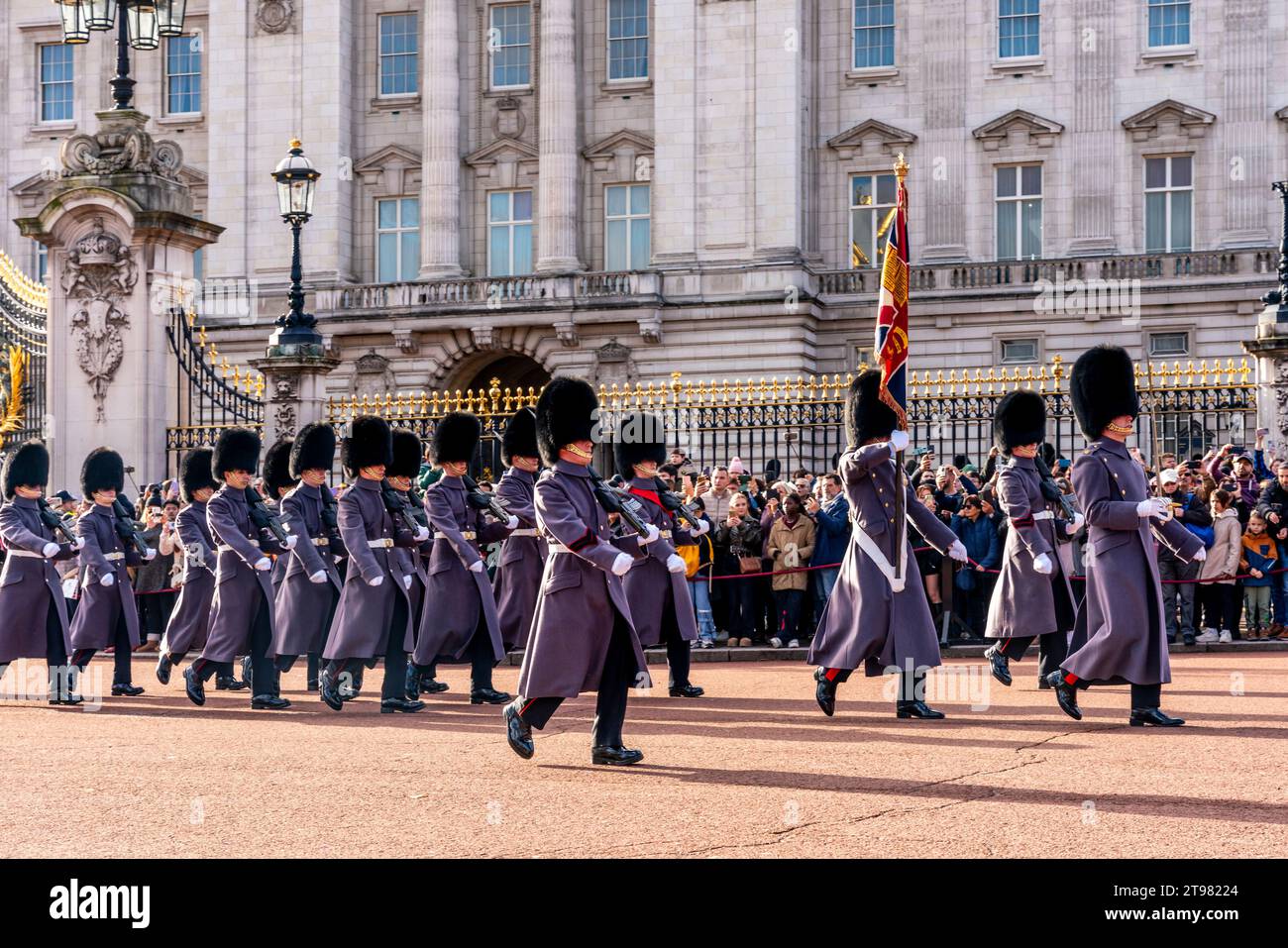 Kings guard buckingham palace hi-res stock photography and images - Alamy