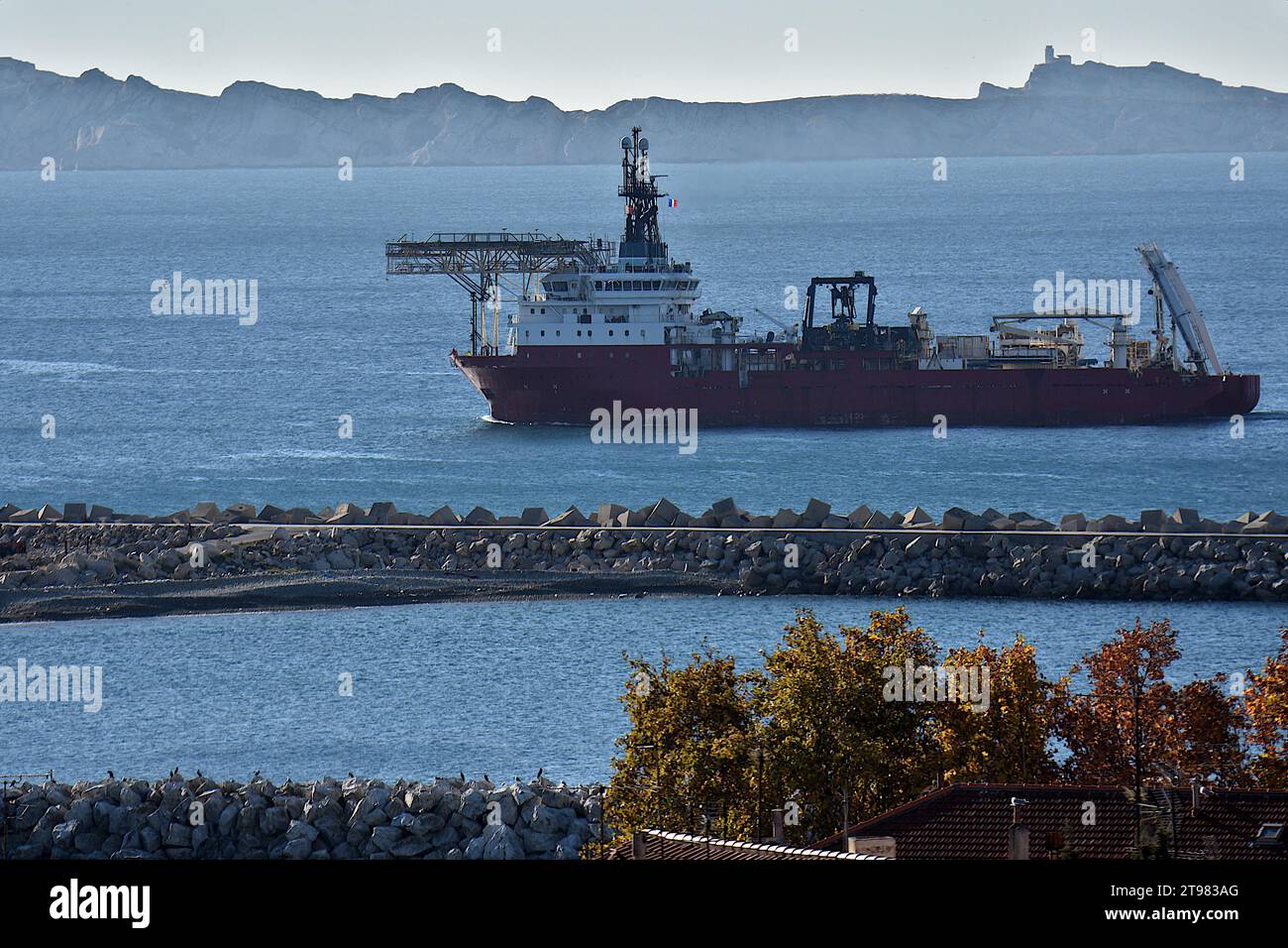 Marseille, France. 22nd Nov, 2023. The cable layer CS Recorder vessel ...
