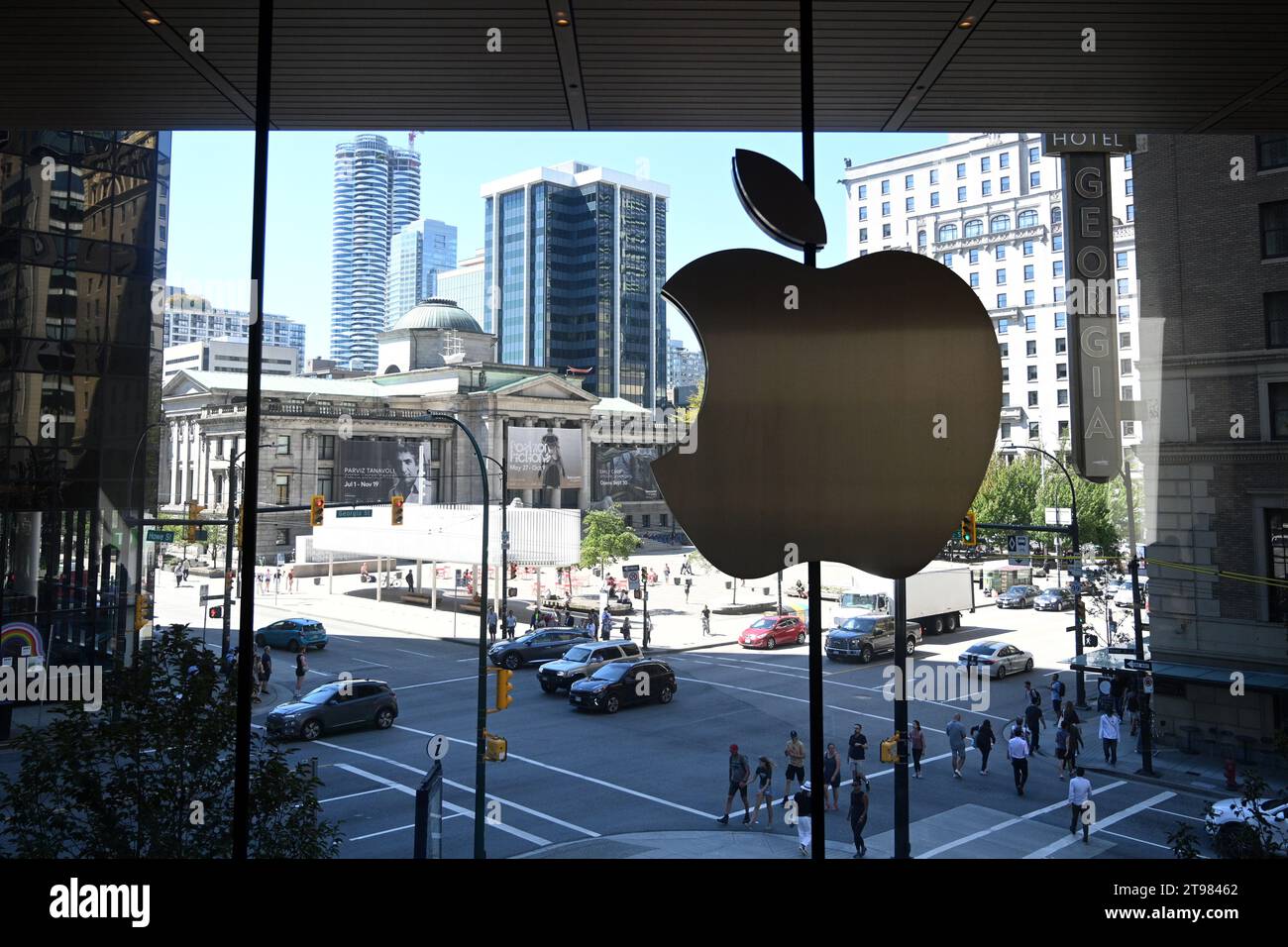 Apple logo store hi-res stock photography and images - Alamy