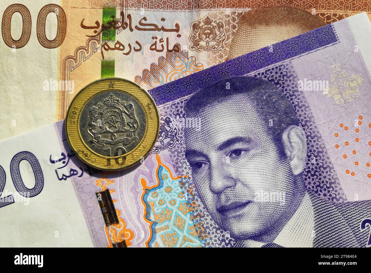 Close-up on a 10 Moroccan dirham coin on top of a banknote of 20 and 100 Stock Photo - Alamy