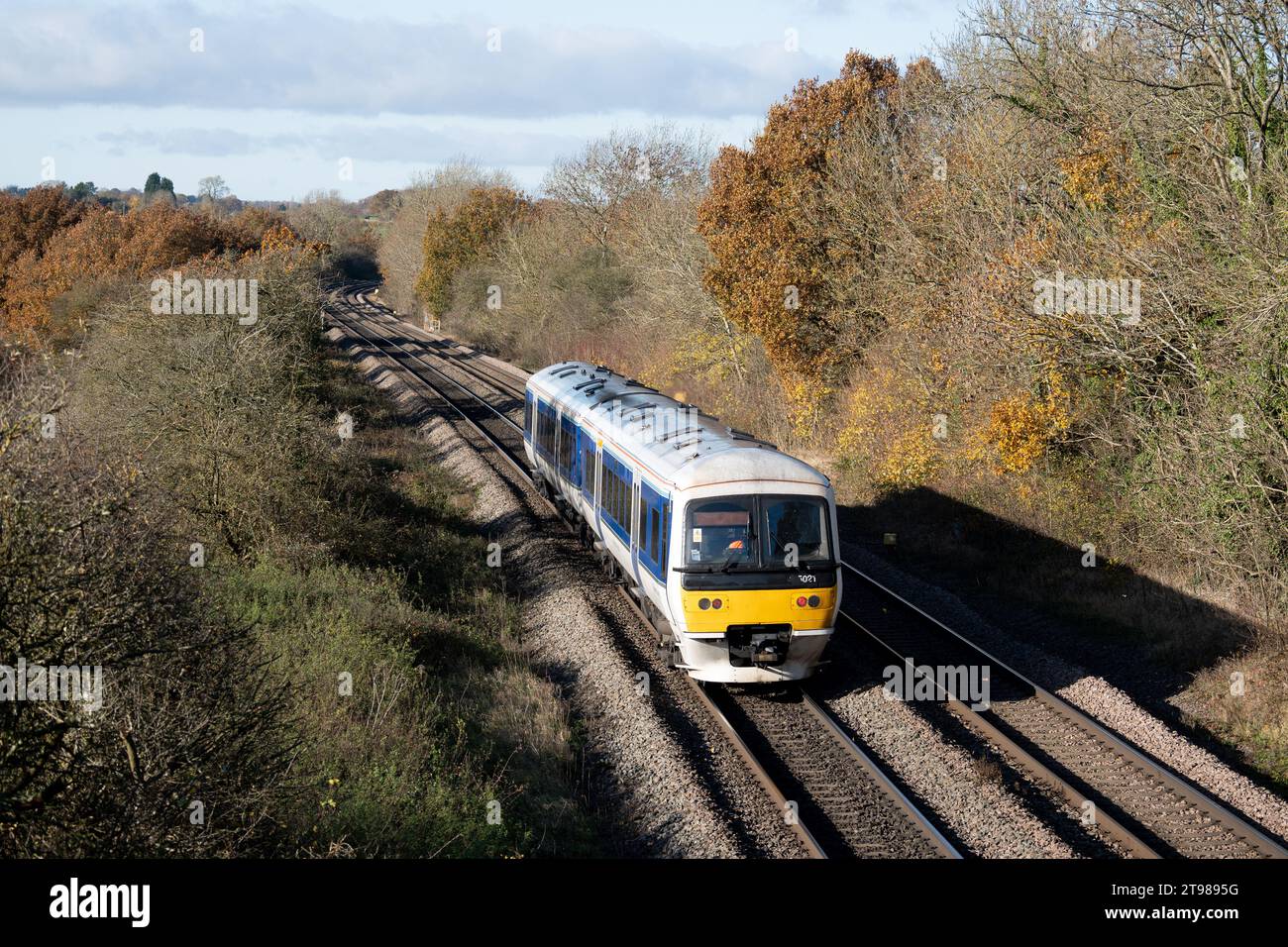 A Chiltern Railways class 165 diesel train at Shrewley, Warwickshire ...