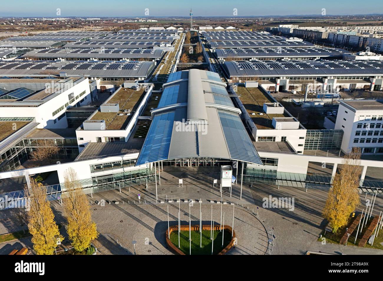 Neue Messe Muenchen im Stadtteil Messestadt Riem, Eingang West mit ...