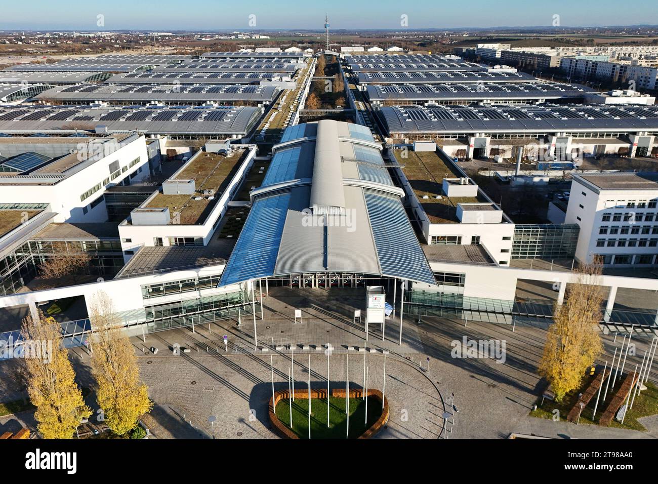 Neue Messe Muenchen im Stadtteil Messestadt Riem, Eingang West mit ...