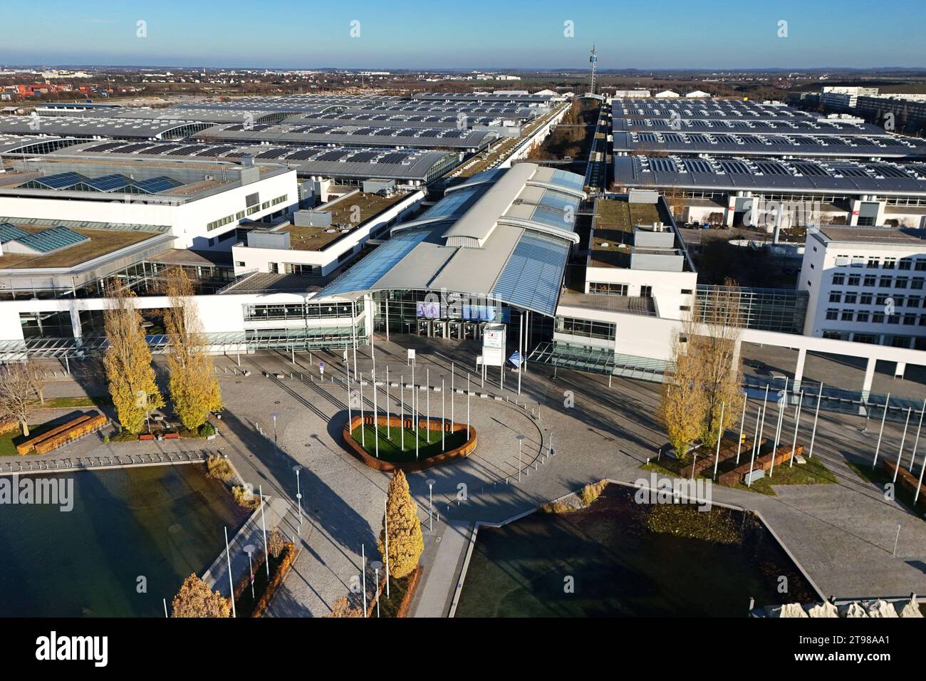 Neue Messe Muenchen im Stadtteil Messestadt Riem, Eingang West mit ...