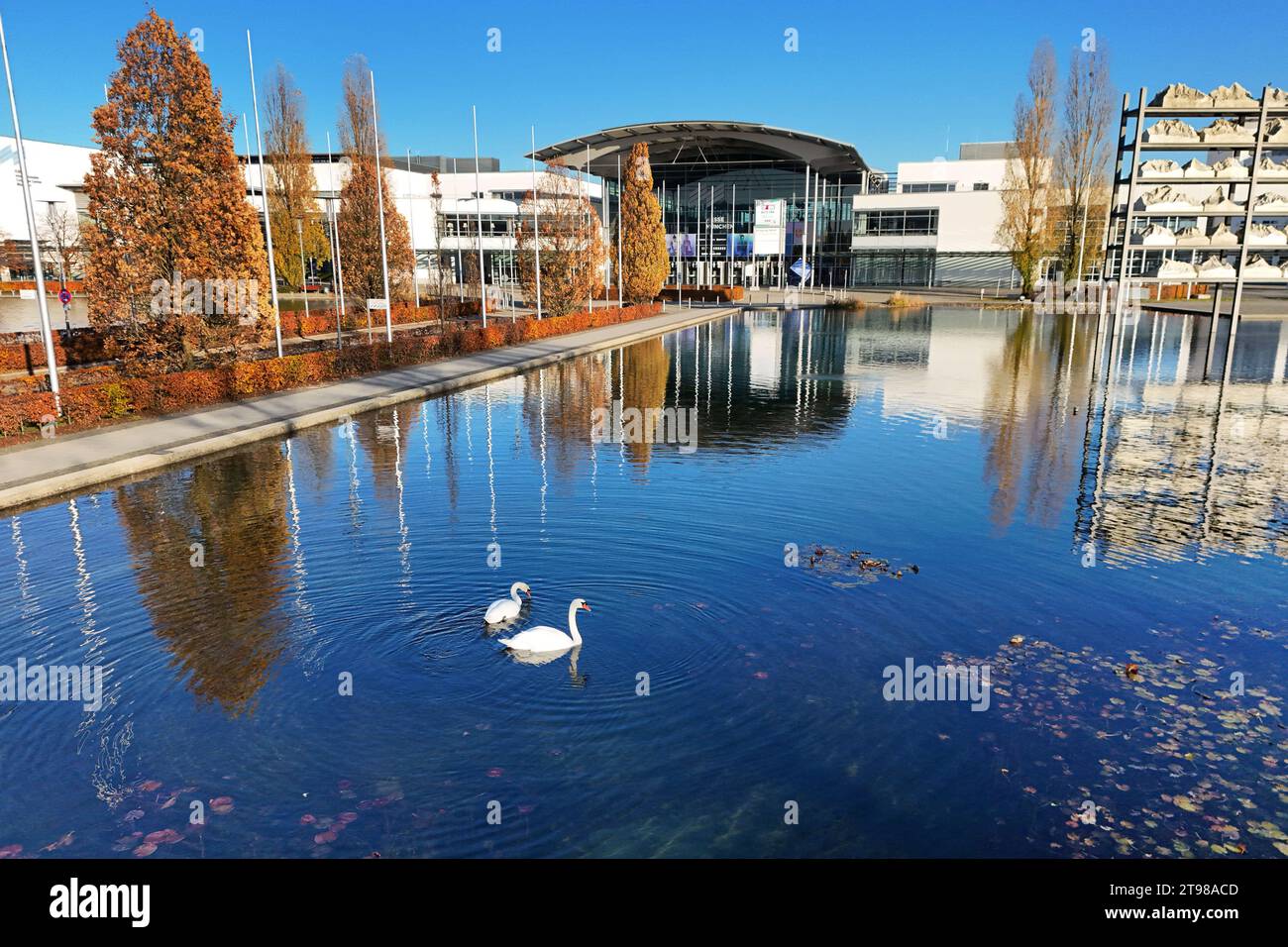 Neue Messe Muenchen im Stadtteil Messestadt Riem, Eingang West mit ...