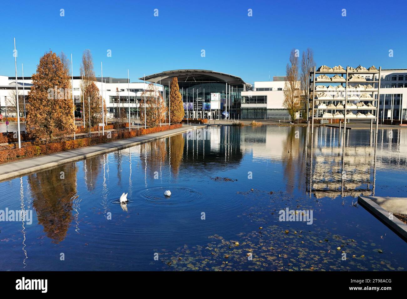 Neue Messe Muenchen im Stadtteil Messestadt Riem, Eingang West mit ...