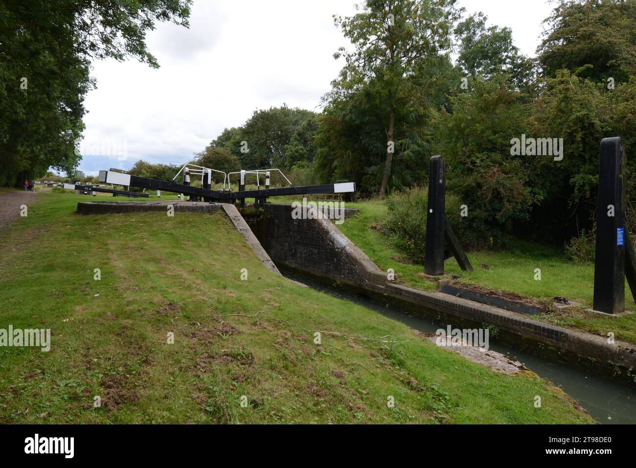 Northampton canal pictures lock gates swan swans white water sign signs ...