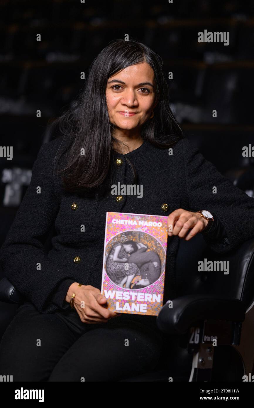 Eyeline to camera hi-res stock photography and images - Alamy