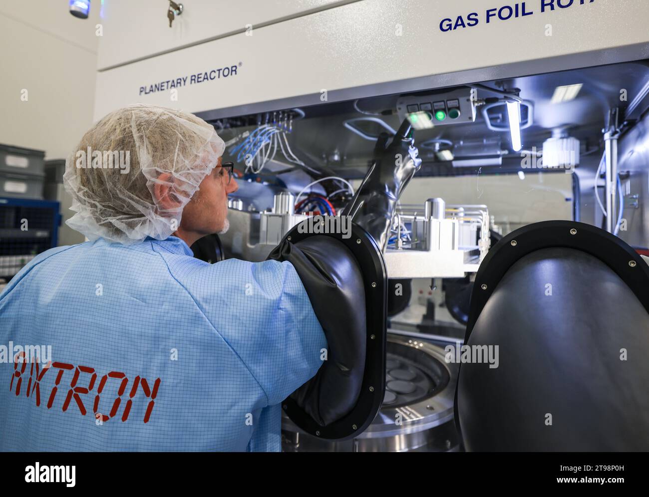 Herzogenrath, Germany. 23rd Nov, 2023. An Aixtron employee works on a ...