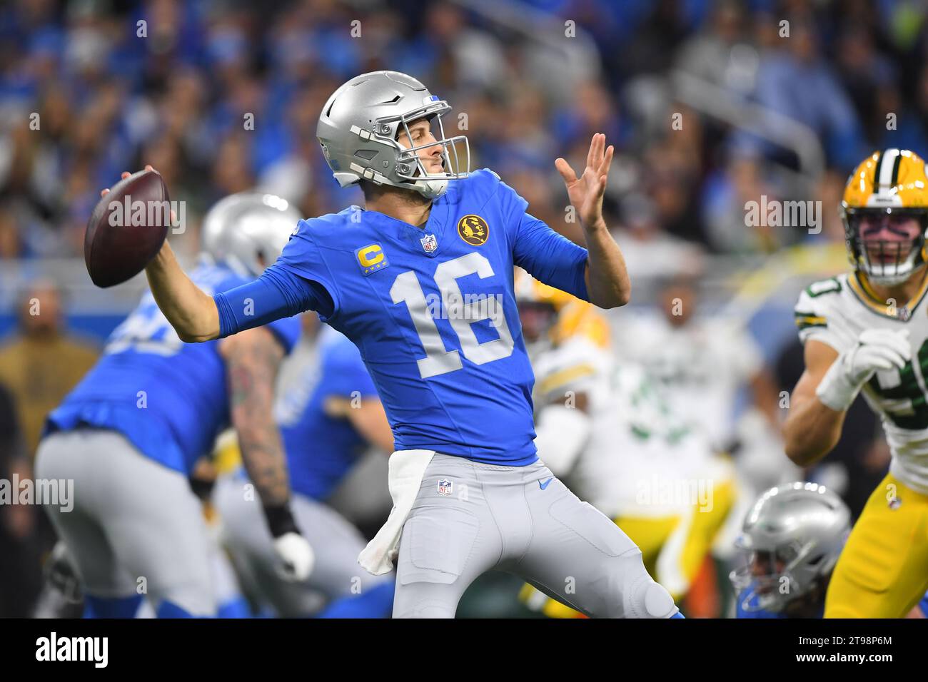 DETROIT, MI - NOVEMBER 23: Detroit Lions QB (16) Jared Goff rears back ...