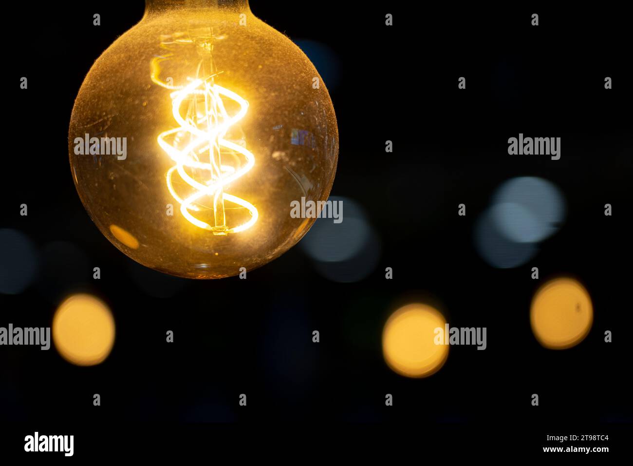 ornamental incandescent lamp with helicoidal filament for a relaxed ...