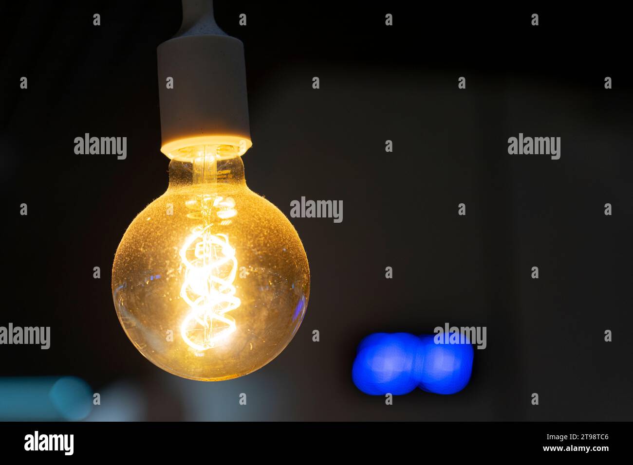 ornamental incandescent lamp with helicoidal filament for a relaxed ...